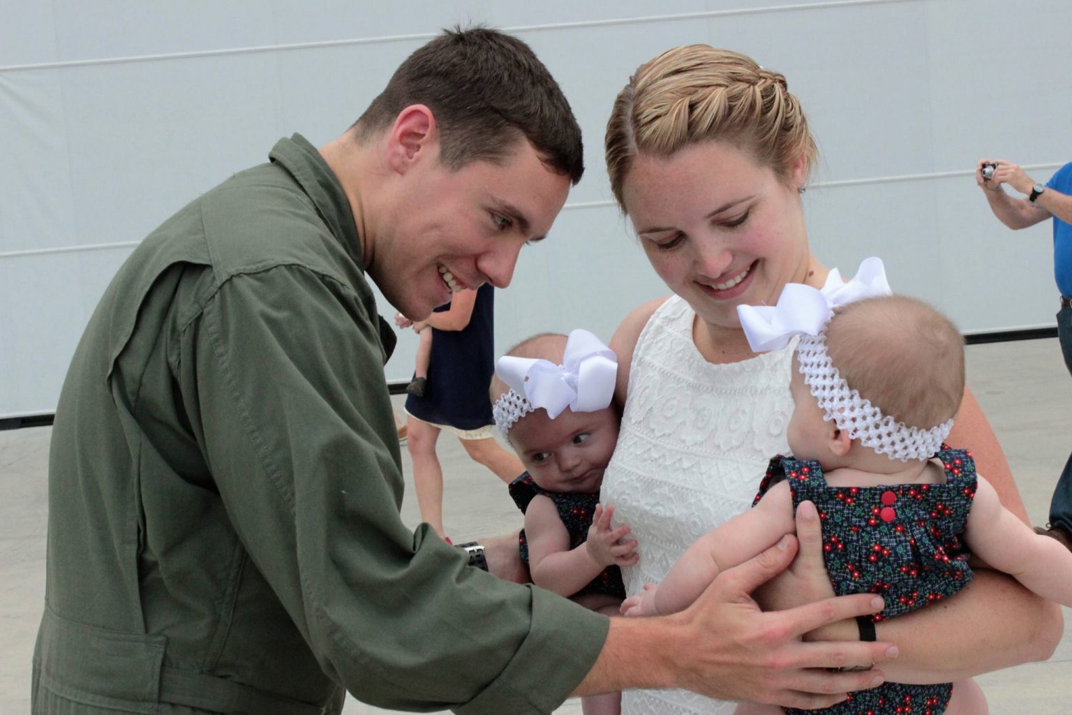 Military Man Meets his Twins for the First Time - Twinmom